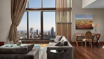 Suite Presidencial, 1 cama king-size | Sala | Televisor LED de 50 polegadas com canais digitais, televisor
