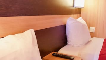 Quarto Standard, 3 camas individuais | Secretária, secretária adequada para computadores portáteis