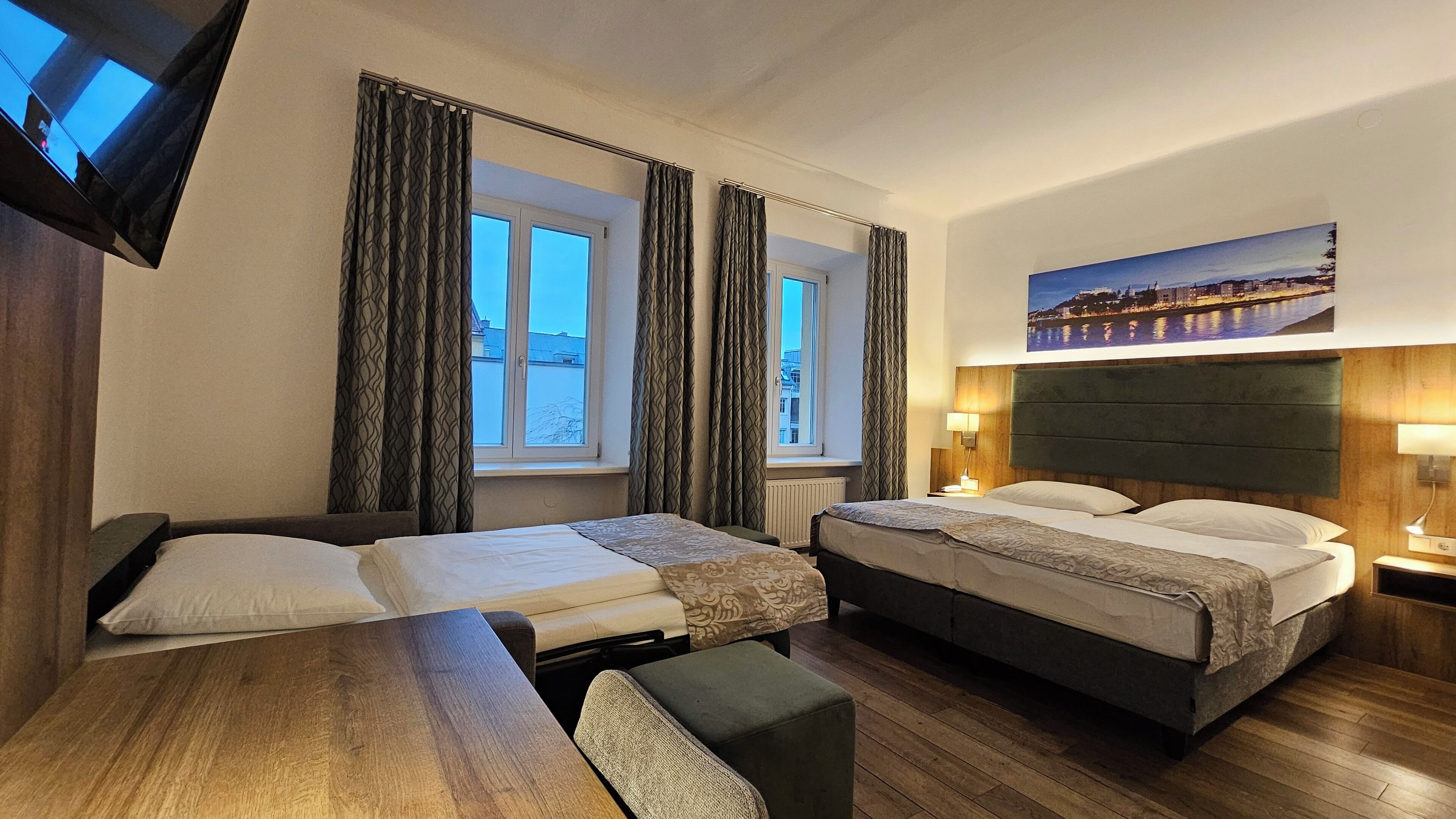 Quarto triplo conforto, 1 quarto, para não fumantes | Roupas de cama antialérgicas, cofres nos quartos, escrivaninha