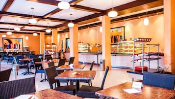 Café da manhã, almoço e jantar