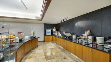 Café da manhã com buffet grátis todos os dias