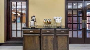 Café da manhã completo grátis todos os dias