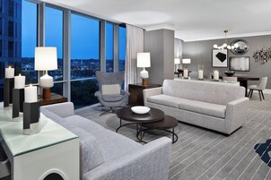 TV LCD 32 polegadas com canais digitais, smart TV, filmes pagos