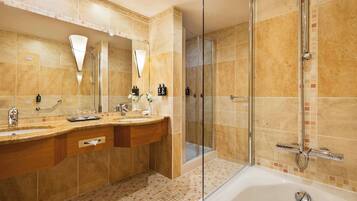 Suite, 1 quarto | Casa de banho | Artigos de higiene ecológicos, um secador de cabelo, chinelos