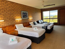 Quarto família, para não fumantes, sacada (Family room) | Ferros/tábuas de passar roupa, Wi-Fi de cortesia, roupa de cama