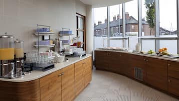 Pequeno-almoço tipo buffet diário (16.95 GBP por pessoa)