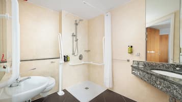 Quarto Standard, 1 cama king-size, acessível | Casa de banho | Artigos de higiene pessoal grátis, um secador de cabelo