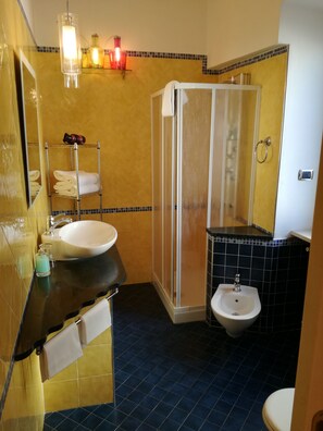 Quarto Duplo (Camera delle Regine) | Casa de banho | Um polibã, um secador de cabelo, um bidé, toalhas fornecidas 