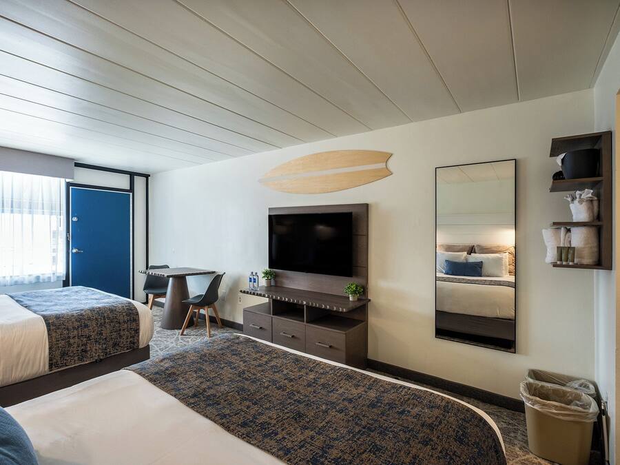 Secretária, cortinas/cortinados opacos, ferro/tábua de engomar