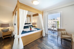 Suíte superior, vista para a piscina | Cofres nos quartos, escrivaninha, ferros/tábuas de passar roupa