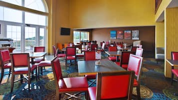 Café da manhã com buffet grátis todos os dias