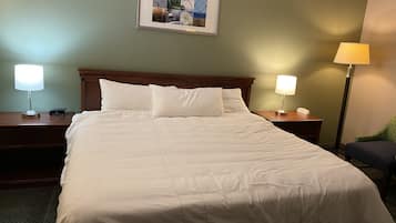 Quarto, 1 cama king-size, não fumadores, frigorífico e micro-ondas (1 Star) | Secretária, Wi-fi grátis, roupa de cama fornecida, despertadores