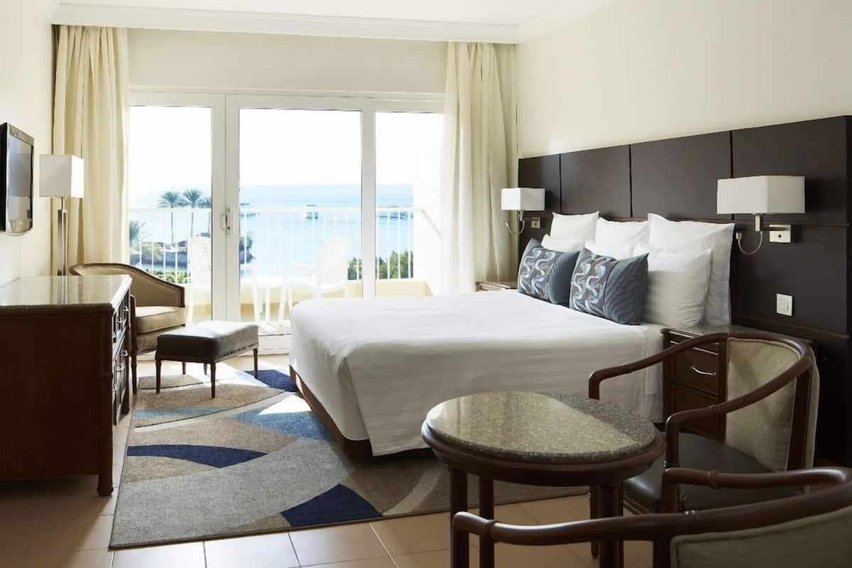 Roupas de cama premium, cofres nos quartos, cortinas blackout
