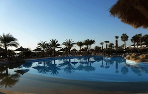 3 piscinas exteriores, guarda-sóis, espreguiçadeiras 