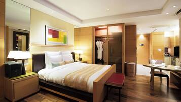 Suite-Estúdio, 1 cama king-size, não fumadores, Vista para a cidade | 1 quarto, edredões de penas, camas de colchão pillowtop, minibar