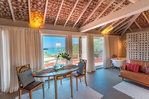 Suíte premier, 1 cama King, banheira de imersão, vista parcial para o oceano | Roupas de cama premium, frigobar, cofres nos quartos