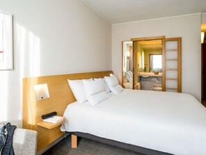 Quarto Superior, 1 cama de casal e sofá-cama | Roupa hipoalergénica, minibar, cofre no quarto, secretária 