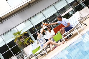 Piscina externa, guarda-sóis, espreguiçadeiras