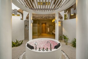 Villa Premium, 1 cama de casal, vista para a praia, em frente à praia | Casa de banho | Artigos de higiene pessoal grátis, um secador de cabelo 