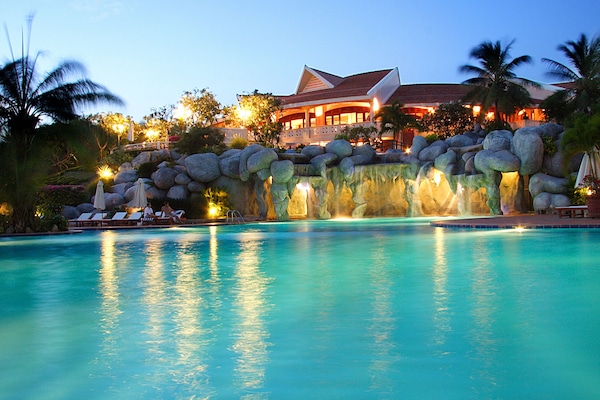 Piscina externa, guarda-sóis, espreguiçadeiras