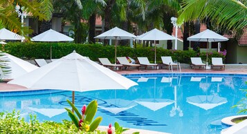 Piscina exterior, guarda-sóis, espreguiçadeiras 