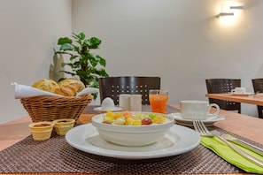 Pequeno-almoço tipo buffet diário (12 EUR por pessoa)