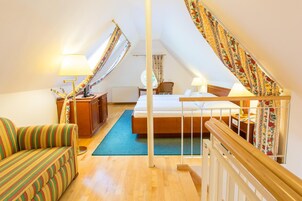 Roupa hipoalergénica, minibar, cofre no quarto 