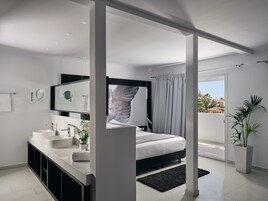 Suíte superior, banheira de imersão | Banheiro | Produtos de toalete grátis, secador de cabelo, chinelos 