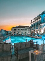 Piscina interna, piscina externa sazonal, guarda-sóis, espreguiçadeiras