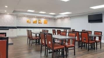 Café da manhã com buffet grátis todos os dias