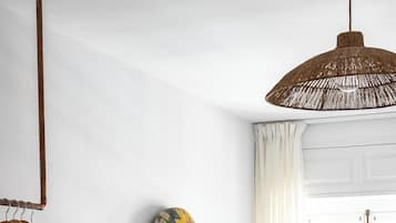 Standard Room | Cofre no quarto, com decoração personalizada