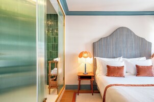 Standard Room | Minibar, cofre no quarto, com decoração personalizada