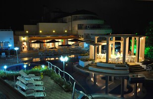 Piscina exterior sazonal, guarda-sóis, espreguiçadeiras 