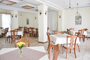 Pequenos-almoços, almoços e jantares servidos