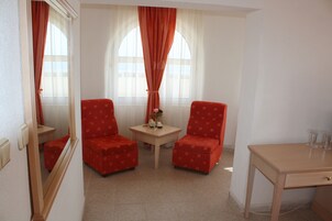 Quarto Duplo Deluxe | Sala de estar | Televisor