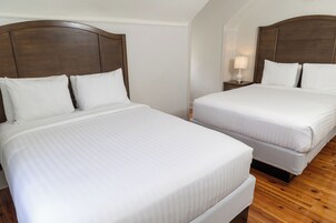 Quarto luxo, 2 camas Queen | Roupas de cama premium, edredons de pluma, camas com colchões pillow-top
