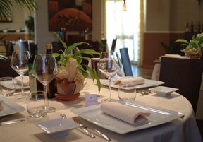 Pequenos-almoços servidos, com espaço para refeições ao ar livre 