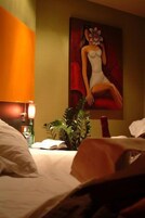 Roupa de alta qualidade, minibar, cofre no quarto, secretária 