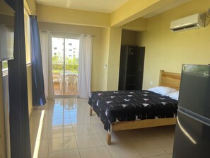 Cofres nos quartos, escrivaninha, espaço de trabalho para notebook