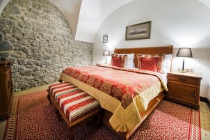 Roupa hipoalergénica, minibar, cofre no quarto, secretária