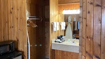 Quarto Deluxe | Casa de banho | Uma combinação polibã/banheira, uma banheira de imersão total