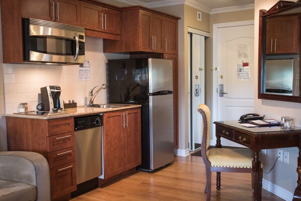 Estúdio, 1 cama king-size e sofá-cama | Cozinha privada | Um frigorífico, um micro-ondas, uma cafeteira/bule 