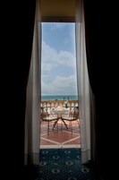 Frigobar, cofres nos quartos, escrivaninha, quartos à prova de som