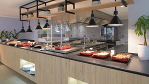 Uma cozinha moderna com serviço de buffet, incluindo diversos alimentos e utensílios.