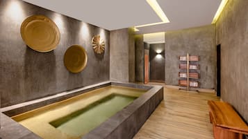 Banheira de hidromassagem interior