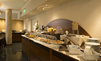Pequeno-almoço tipo buffet diário mediante uma taxa 