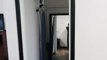 Estúdio, 1 cama king-size, kitchenette | Guarda-roupa