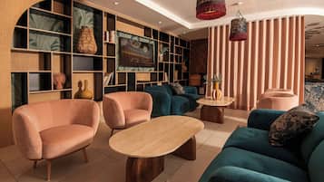 Uma sala de estar moderna com sofás, uma mesa de centro e uma estante.