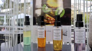 Uma mesa com quatro frascos de produtos de cuidados para a pele Sothys Paris.