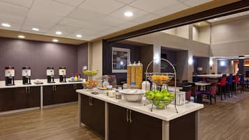 Café da manhã com buffet grátis todos os dias